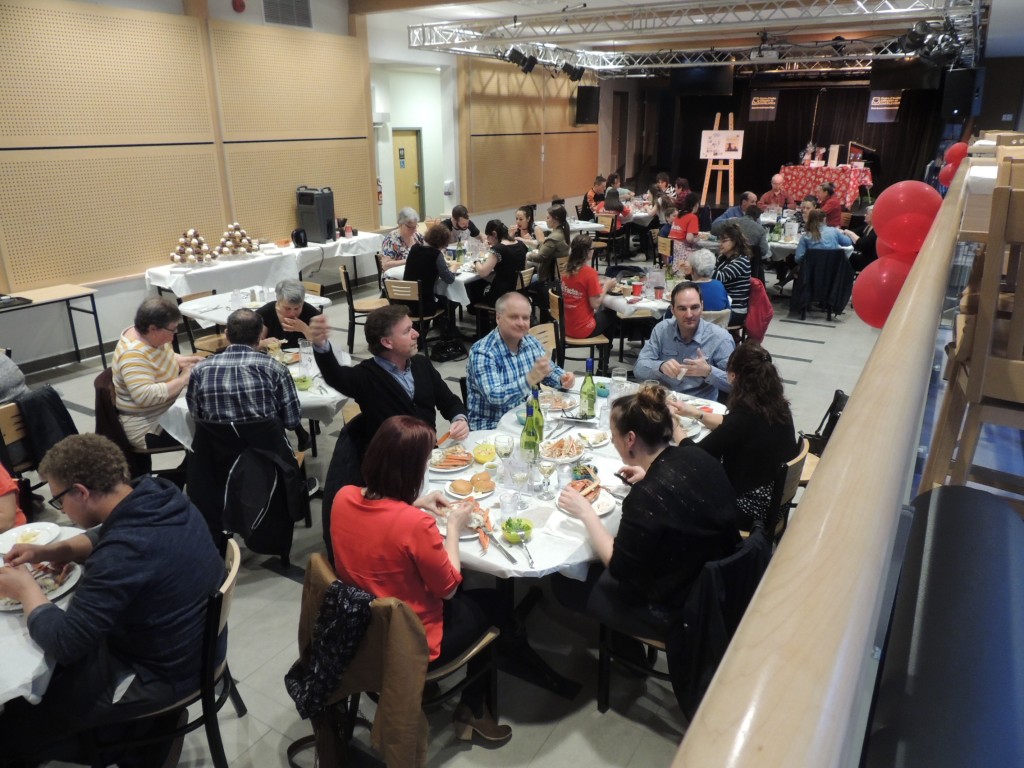 Plus de 800$ amassés lors du souper de crabe organisé par des étudiants en Soins infirmiers du ...